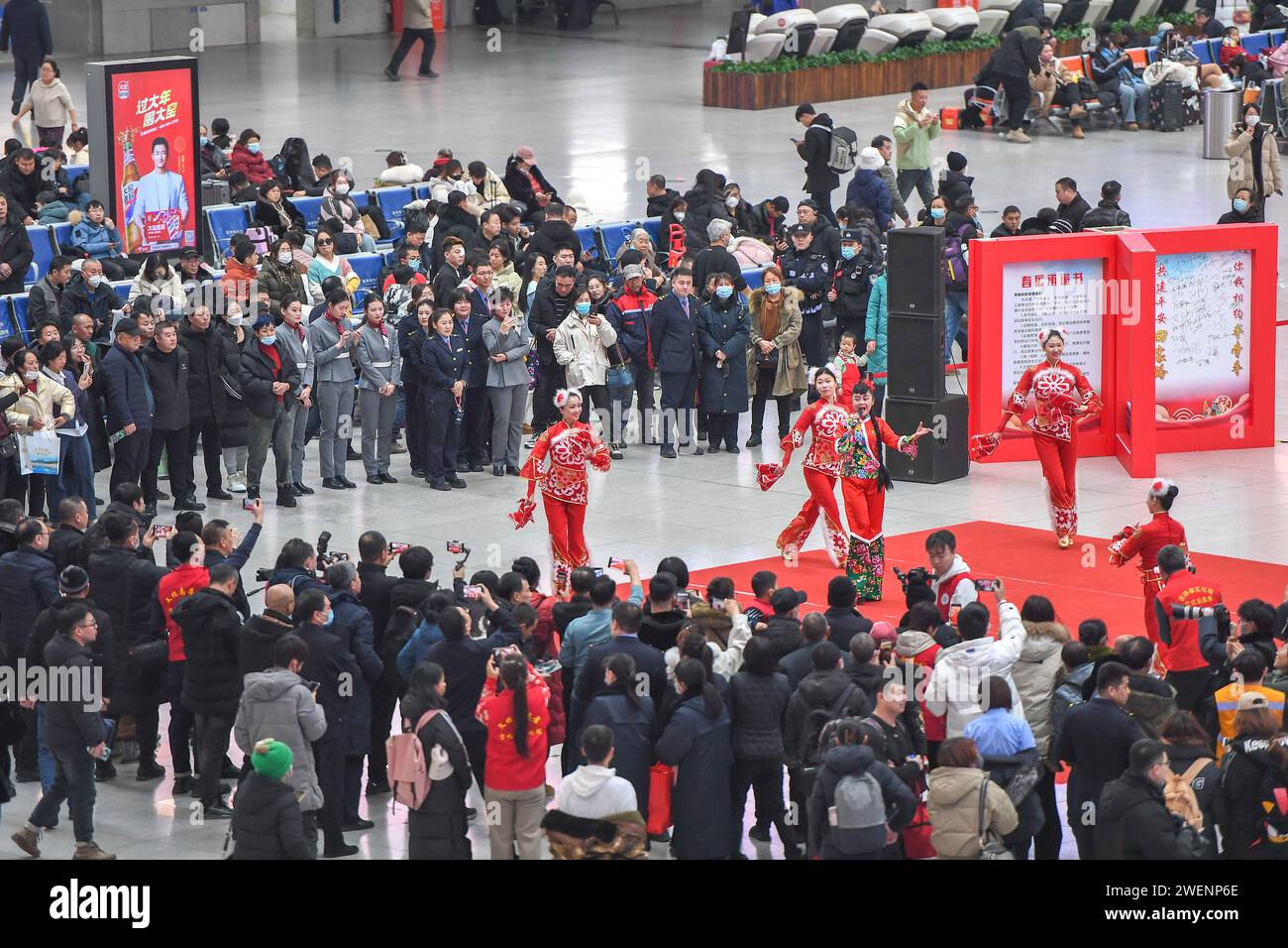 (240126) -- CHANGCHUN, Jan. 26, 2024 (Xinhua) -- Tourists watch a ...