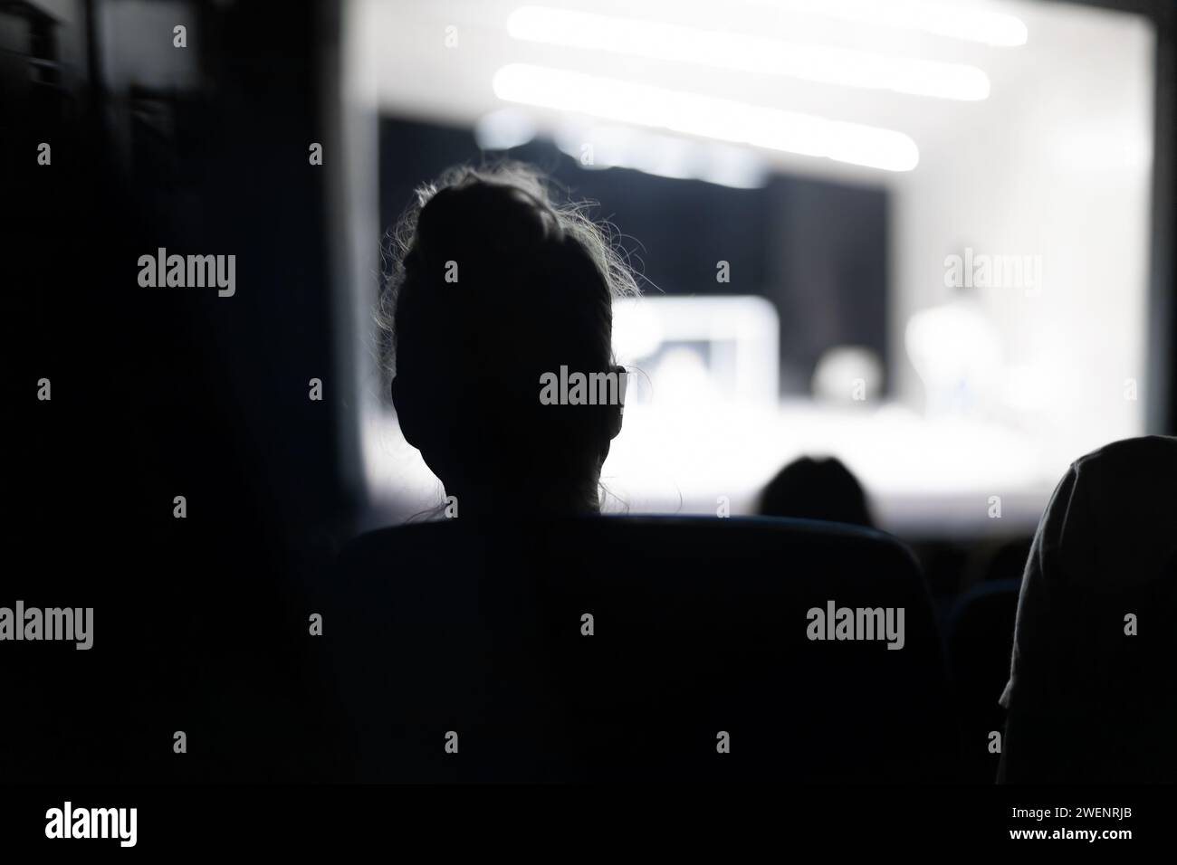 People dancing listening watching hi-res stock photography and images ...