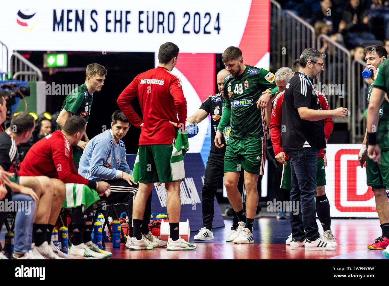 Zoran Ilic (Ungarn, #43) muss angeschlagen vom Platz begleitet werden MEN?S EHF EURO 2024: Spiel ...