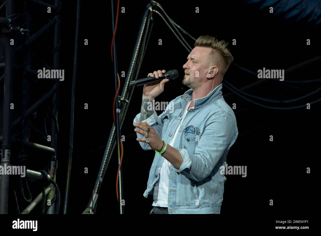 Sänger Ben Zucker während seines Auftrittes in der Schlagernacht des ...