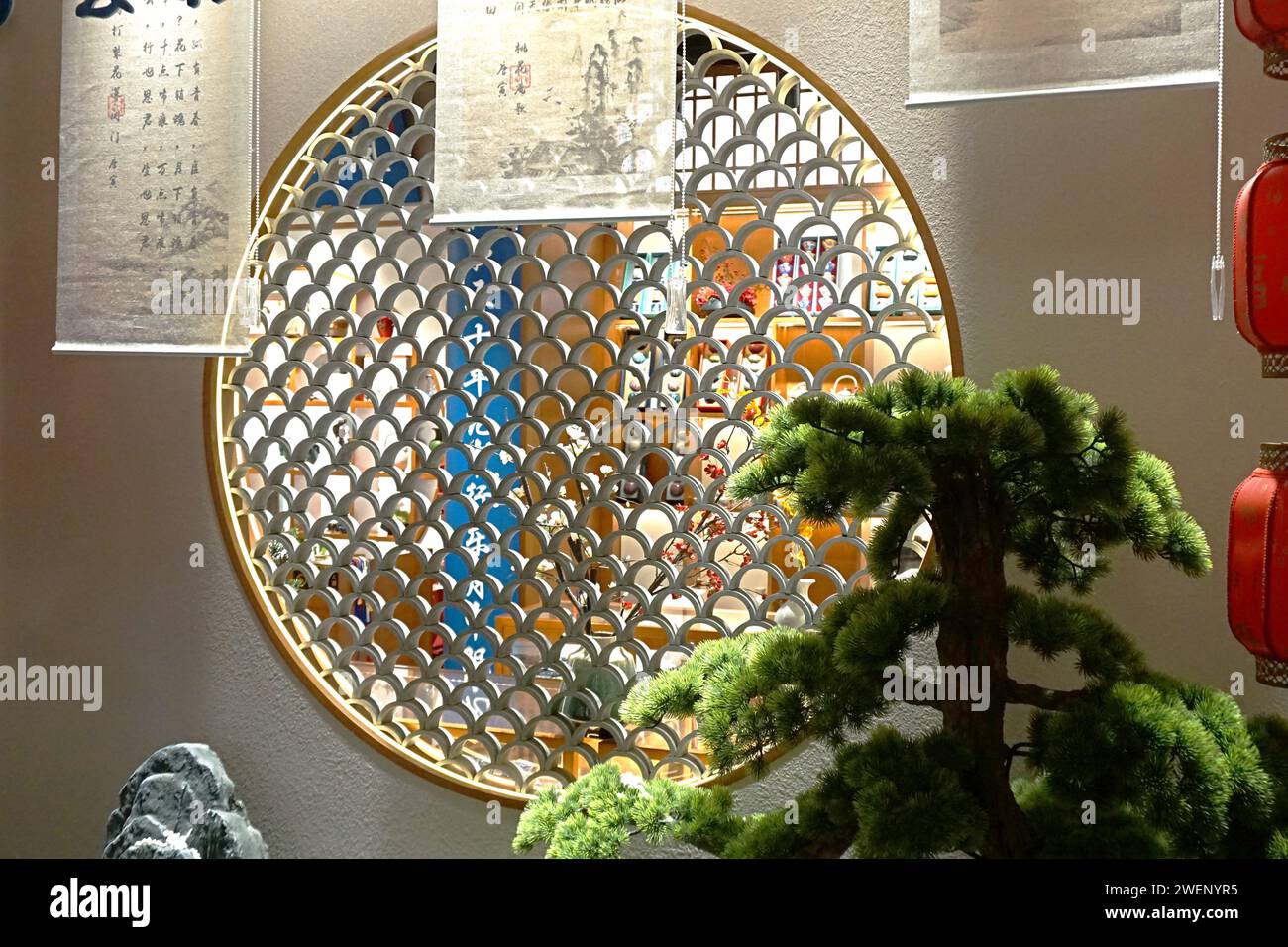 Round chinese window hi-res stock photography and images - Alamy