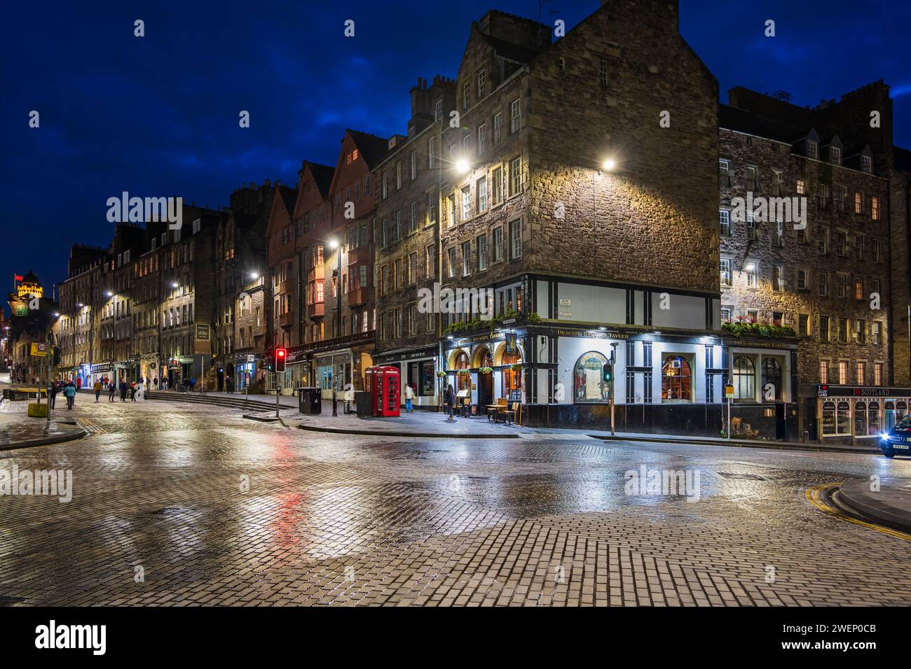 Edinburgh city by night in Scotland, UK. Lawnmarket street in historic ...