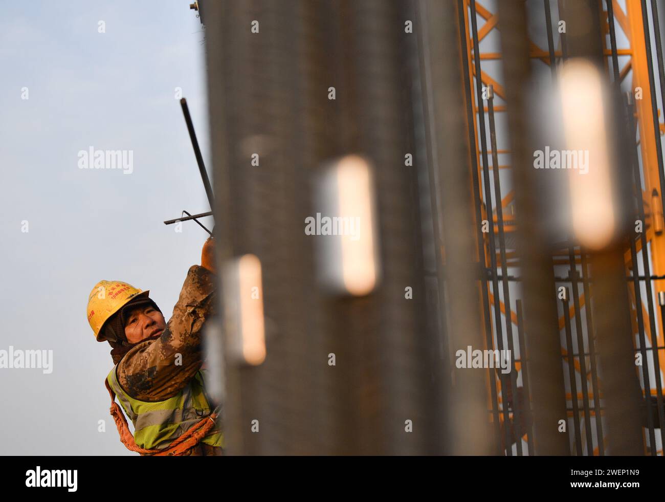(240126) -- XI'AN, Jan. 26, 2024 (Xinhua) -- A worker of the China ...