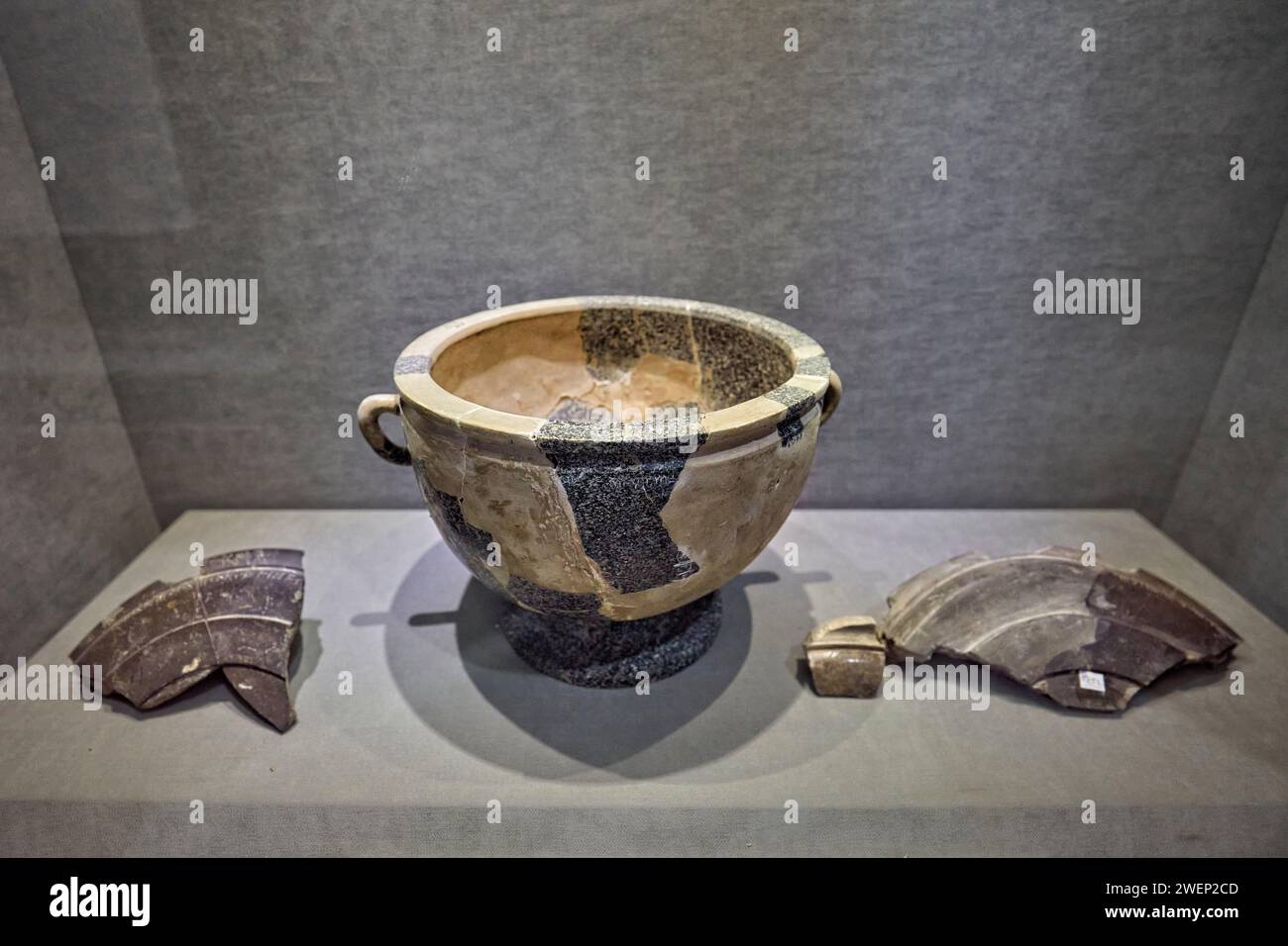 Persian achaemenid artefacts hi-res stock photography and images - Alamy
