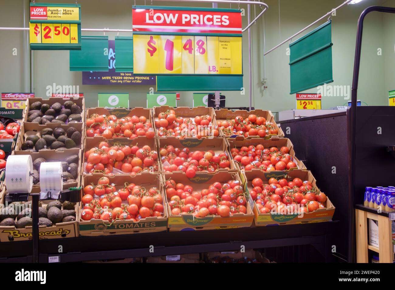 Supermarket tomato hi-res stock photography and images - Alamy