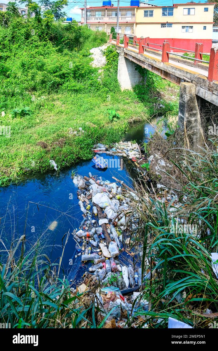 River urban environment hi-res stock photography and images - Alamy