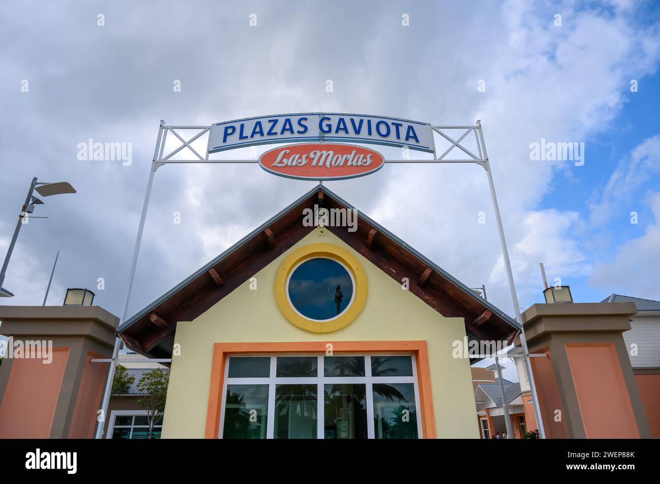 plazas gaviota las morlas, entrance sign, varadero, cuba Stock Photo ...