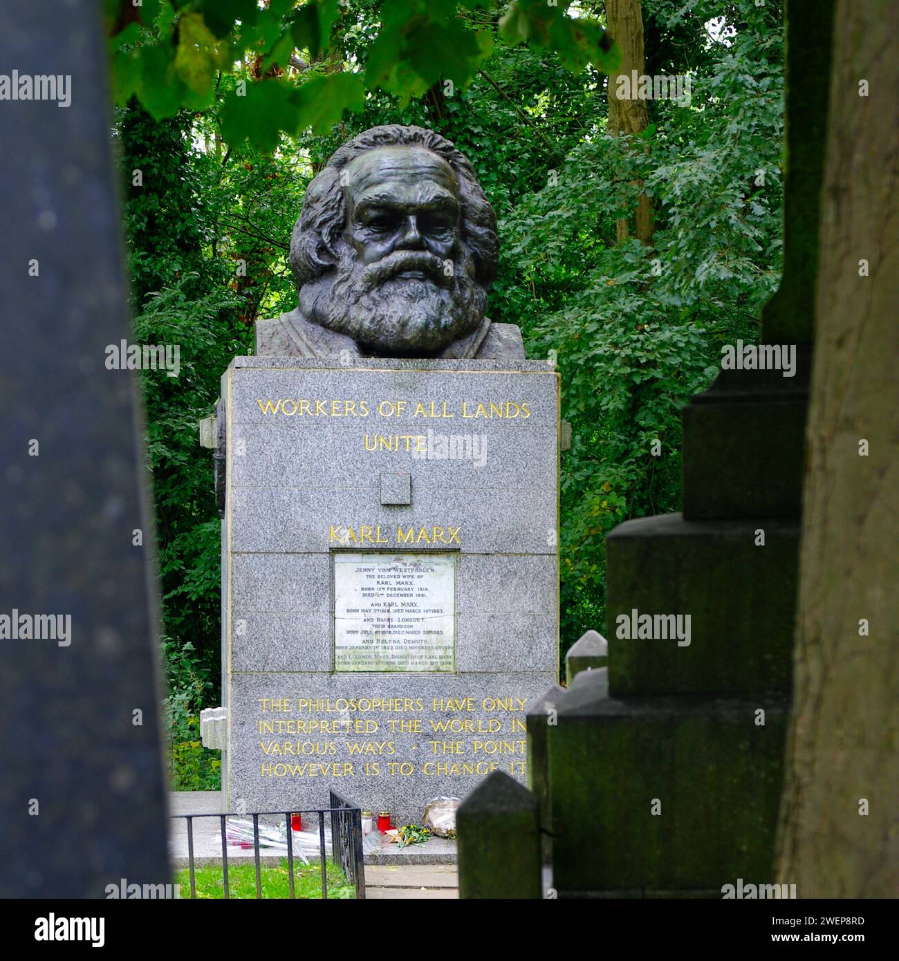 London: Am Grab von Karl Marx. - Blick auf die monumentale Grabstätte ...