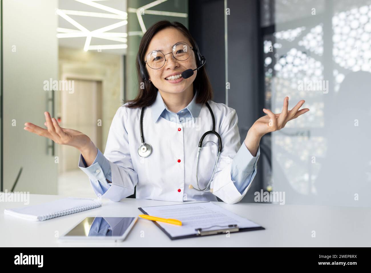 Doctor in wireless headphones talking hi-res stock photography and ...