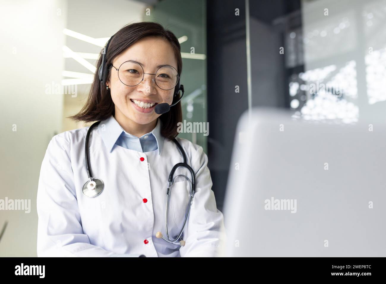 Friendly medic woman looking interview hi-res stock photography and ...