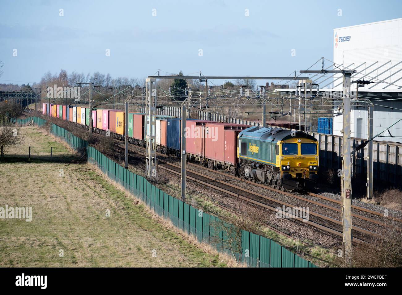 Class 66 diesel locomotive No. 66563 pulling a freightliner train ...
