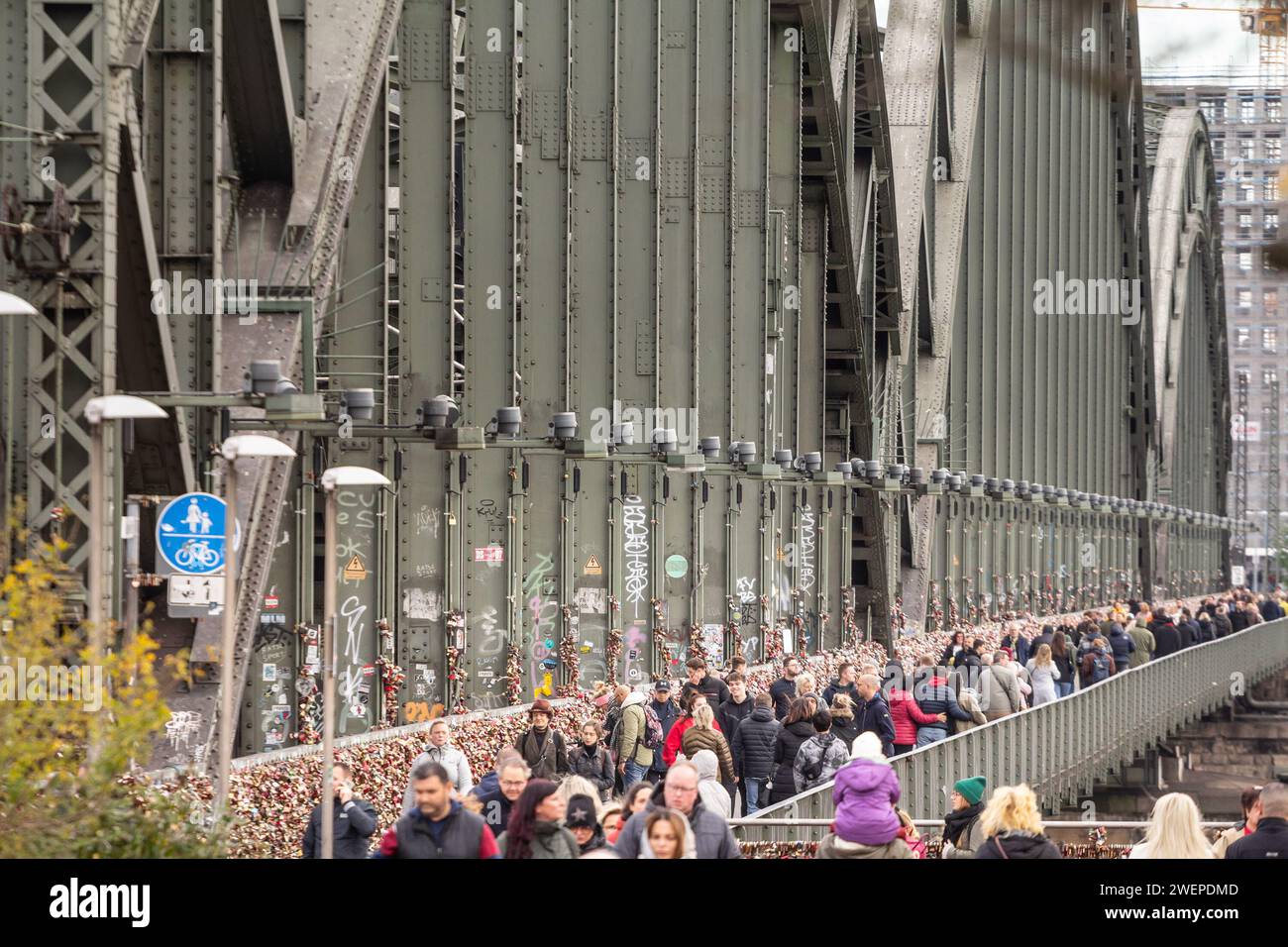 Picture crowd people crossing hi-res stock photography and images - Alamy