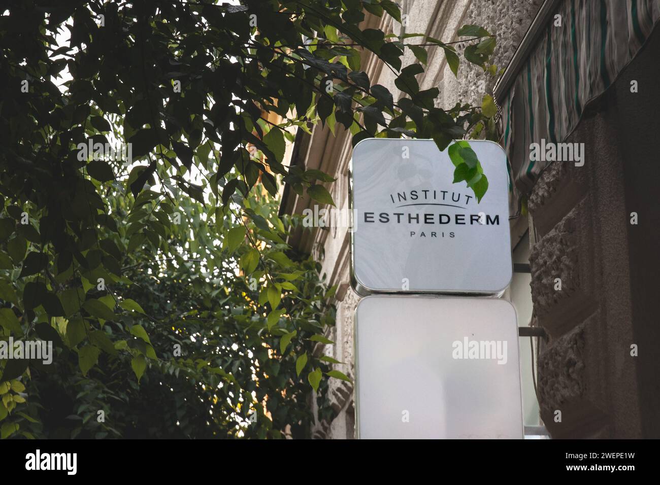 Picture of a sign with the logo of Institut Esthederm Paris in pecs ...