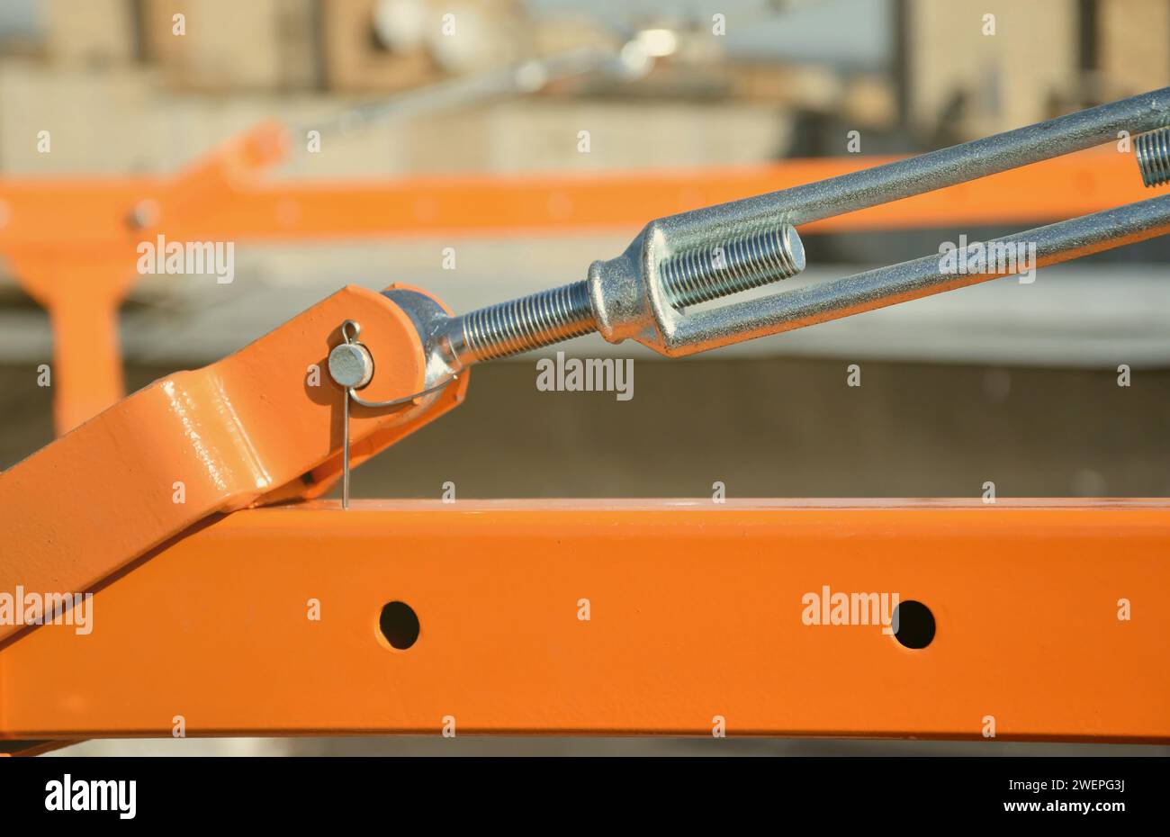 Rope lockers in rear beam of suspended wire rope platform for facade ...