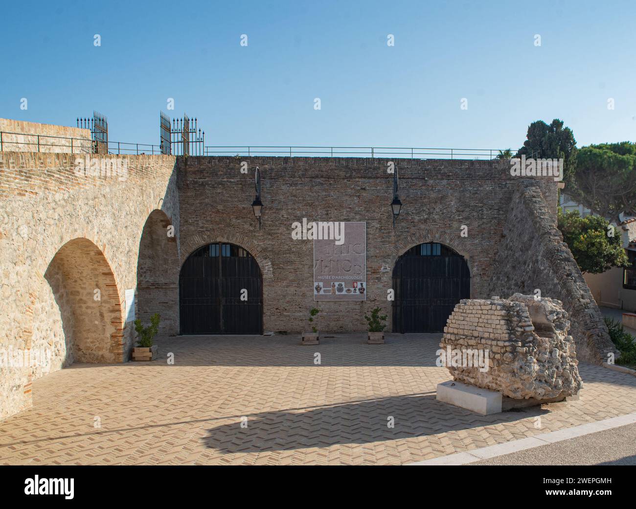 Stone art pathway hi-res stock photography and images - Alamy