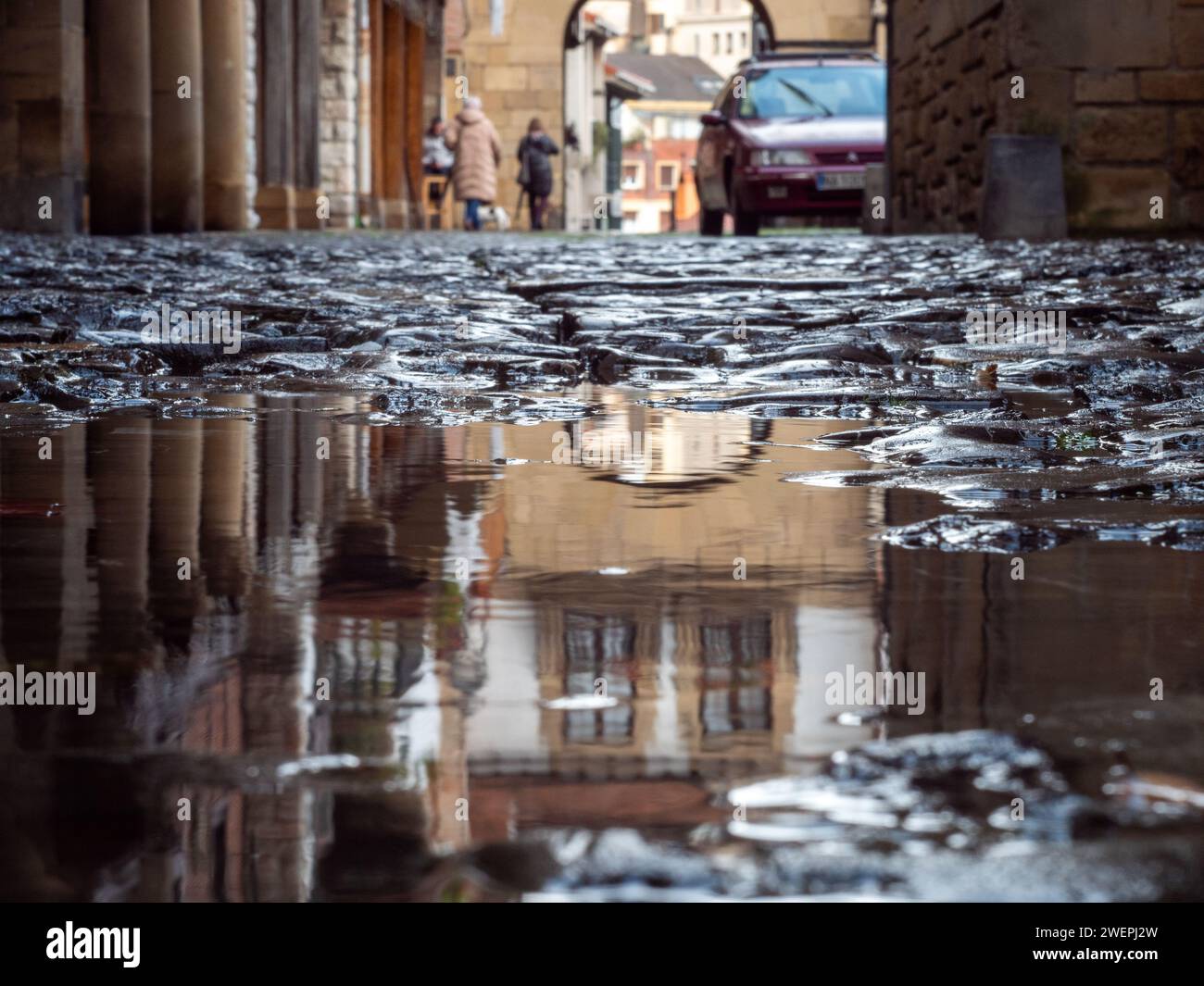 building reflects the surrounding scenery Stock Photo - Alamy