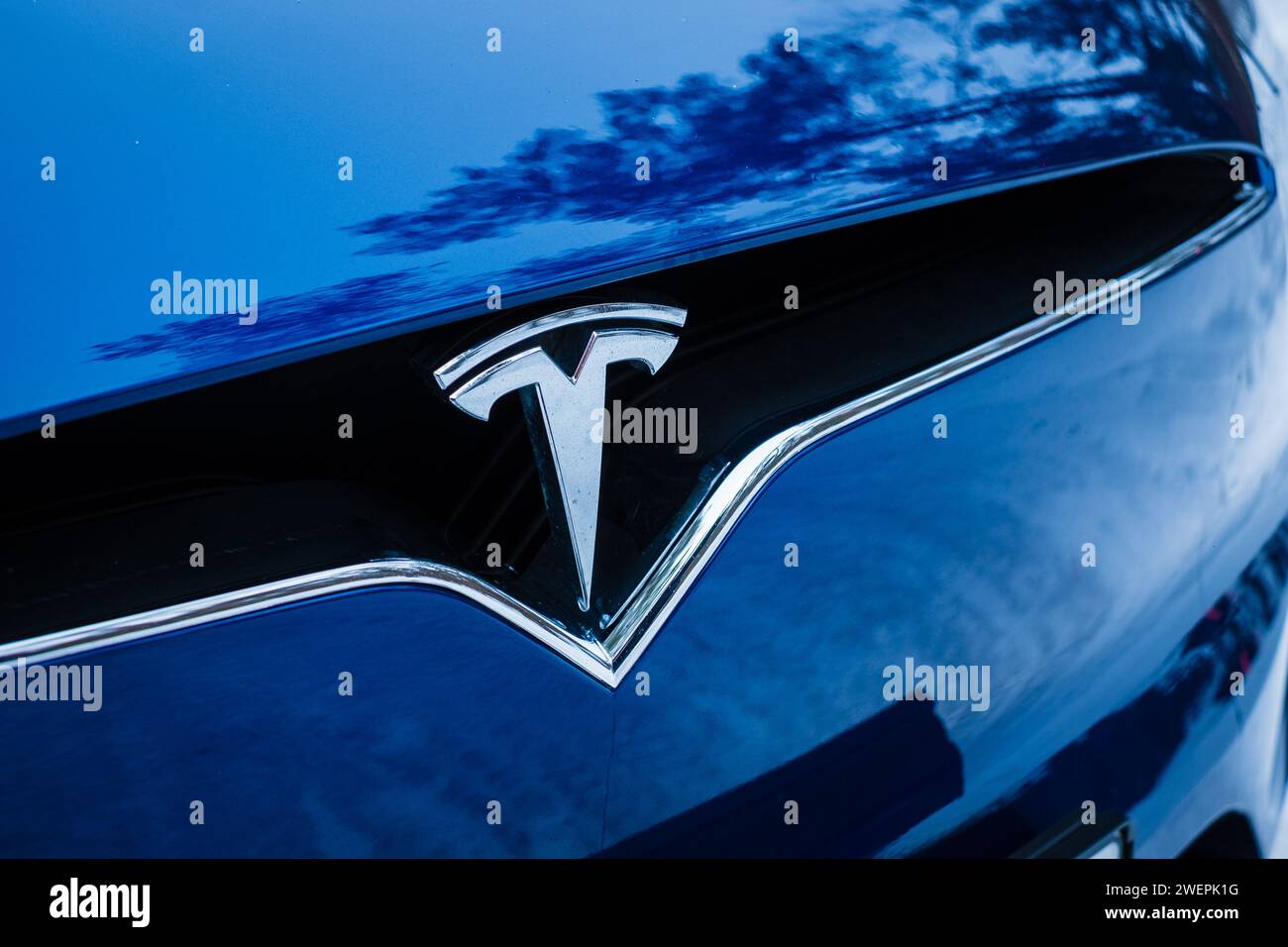 Tesla charging in cold weather hi-res stock photography and images - Alamy
