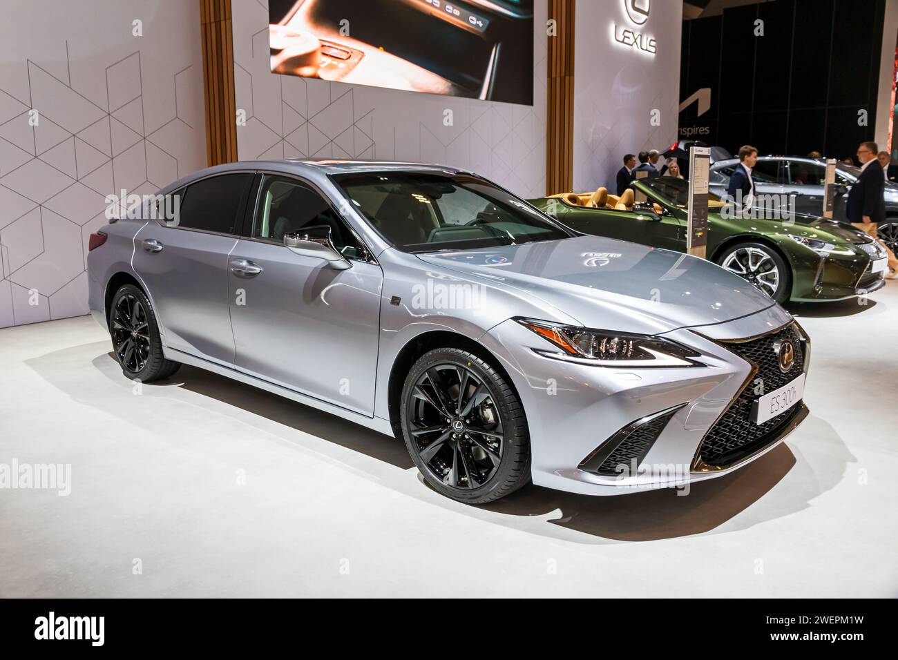 Lexus ES 300h luxury hybrid saloon car at the Brussels Autosalon ...