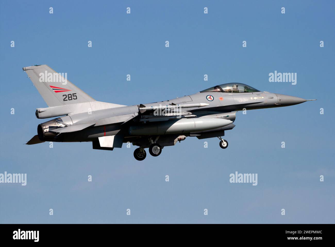 Norwegian air force f 16 fighter hi-res stock photography and images ...