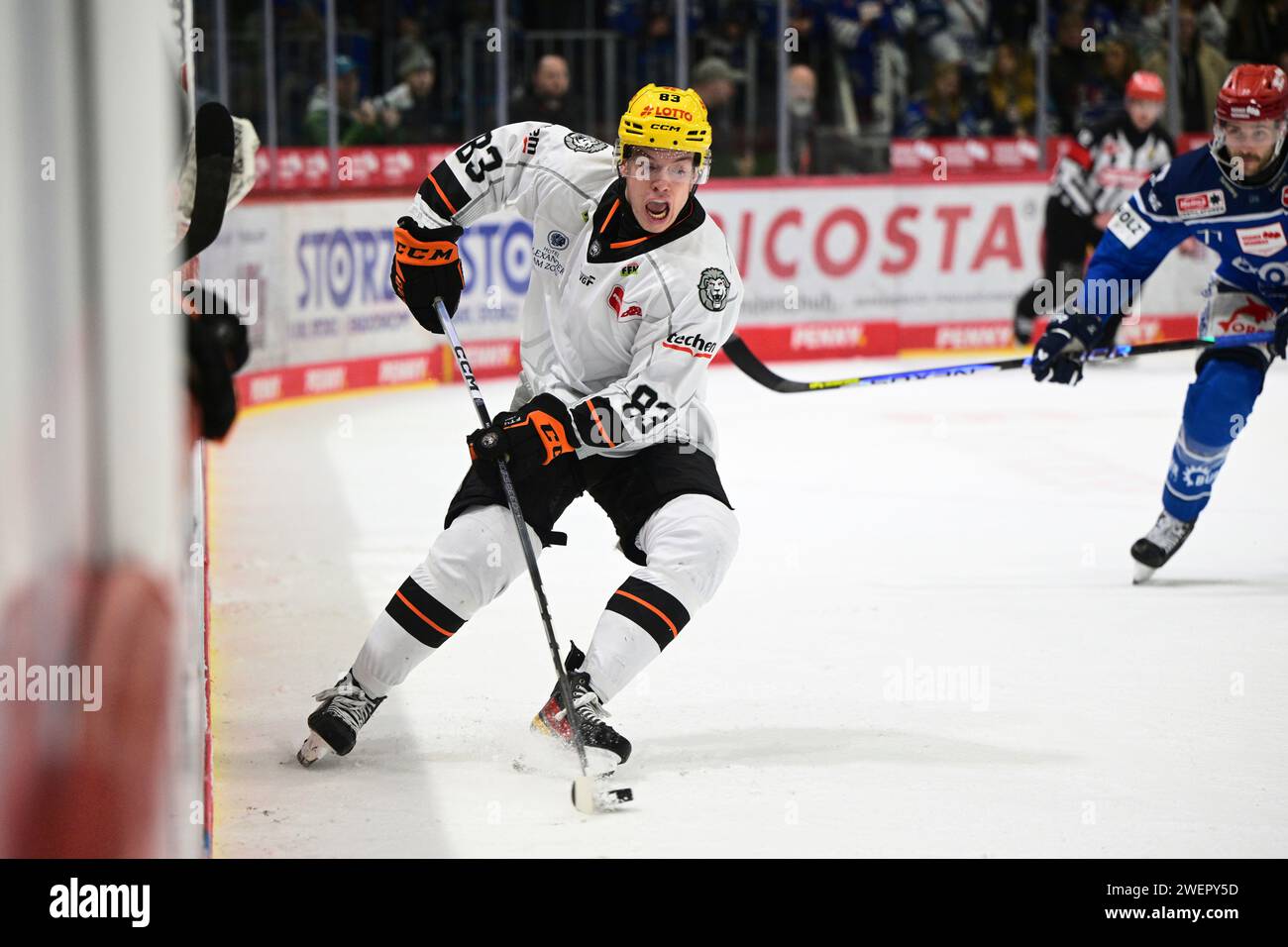 Schwenningen, Deutschland. 26th Jan, 2024. Kevin Bicker (Loewen ...