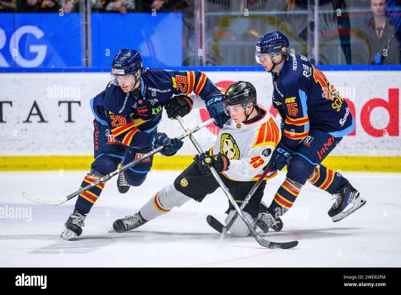 STOCKHOLM 2024-01-26 Brynäs Noel Nordh i kamp med Djurgårdens Axel ...