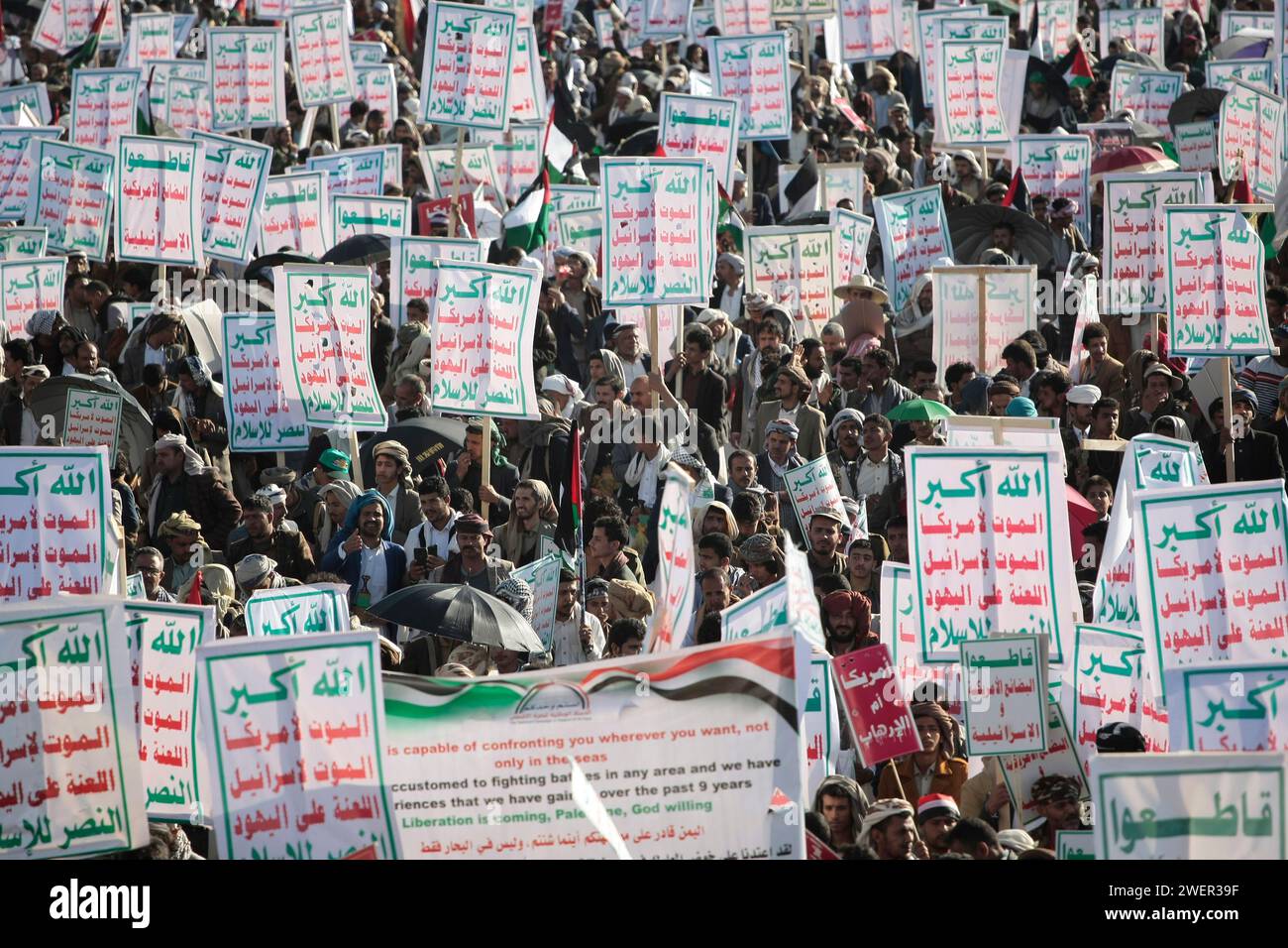 Houthis chant slogans hi-res stock photography and images - Alamy