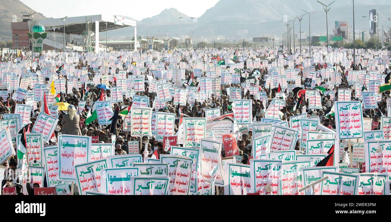 Houthis chant slogans hi-res stock photography and images - Alamy
