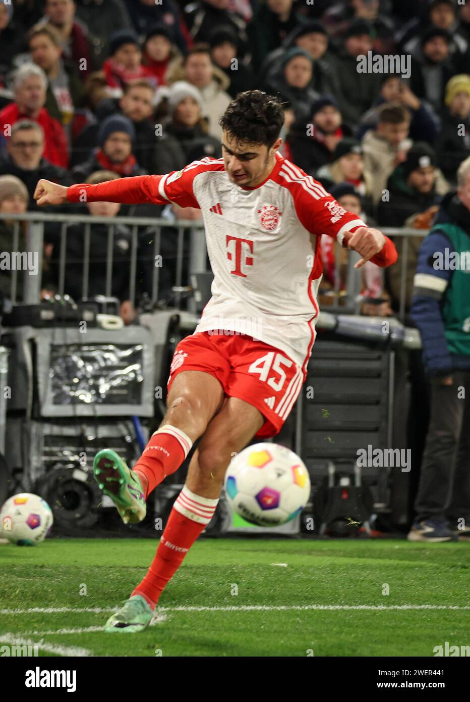 Aleksandar Pavlovic of Bayern Muenchen bei der Eck Eckstoss FC Bayern ...