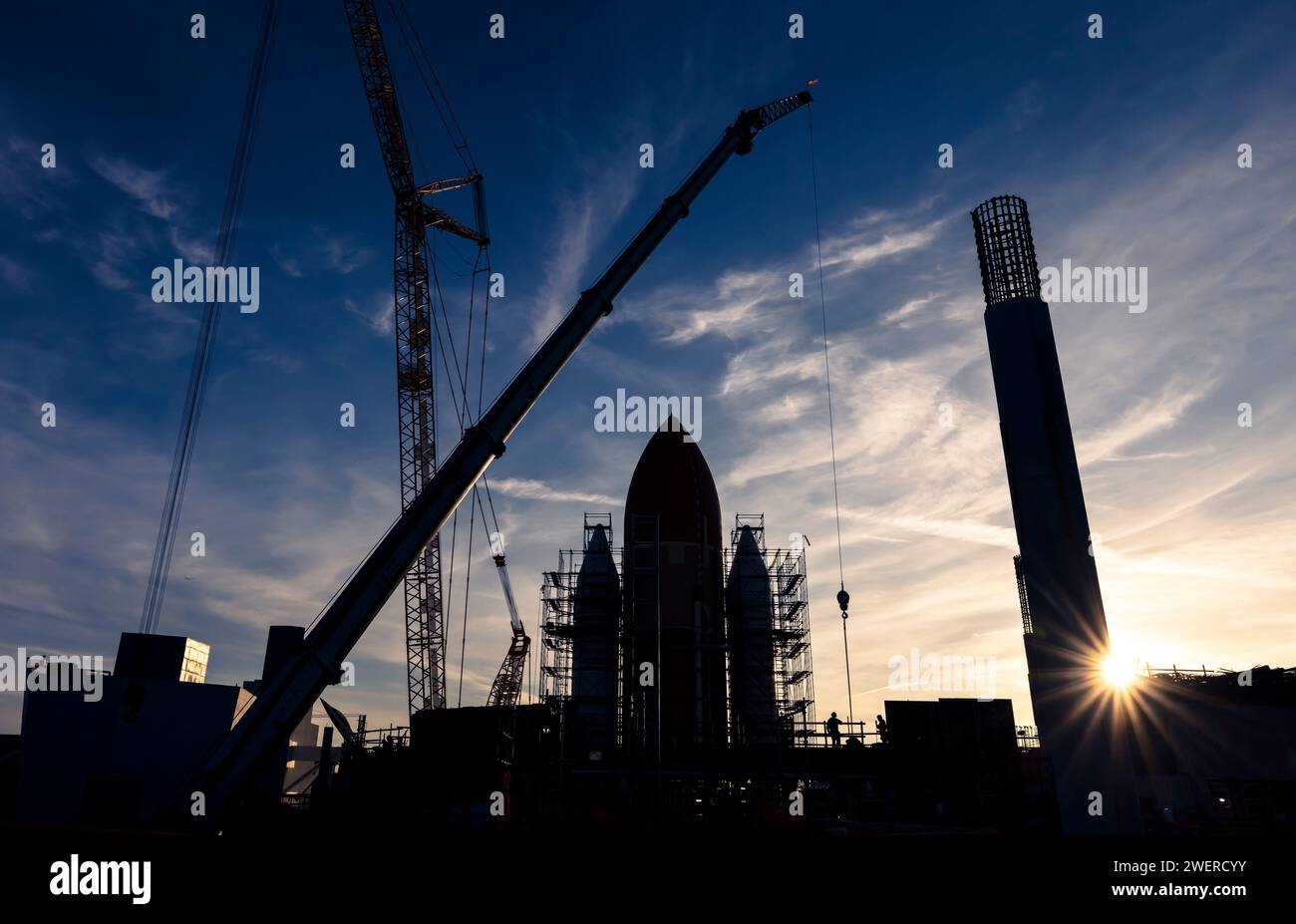 Los Angeles, USA. 26th Jan, 2024. Space Shuttle Endeavour being moved ...