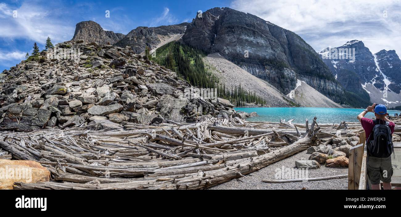 Snow capped mountains and azure blue coloured lake at Moraine Lake ...