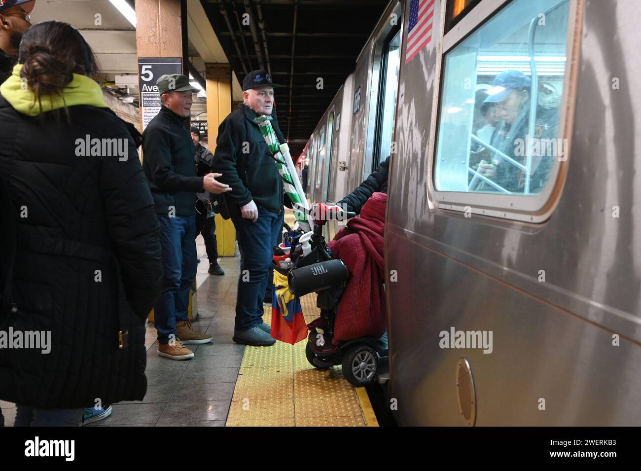 Man running after train hi-res stock photography and images - Alamy