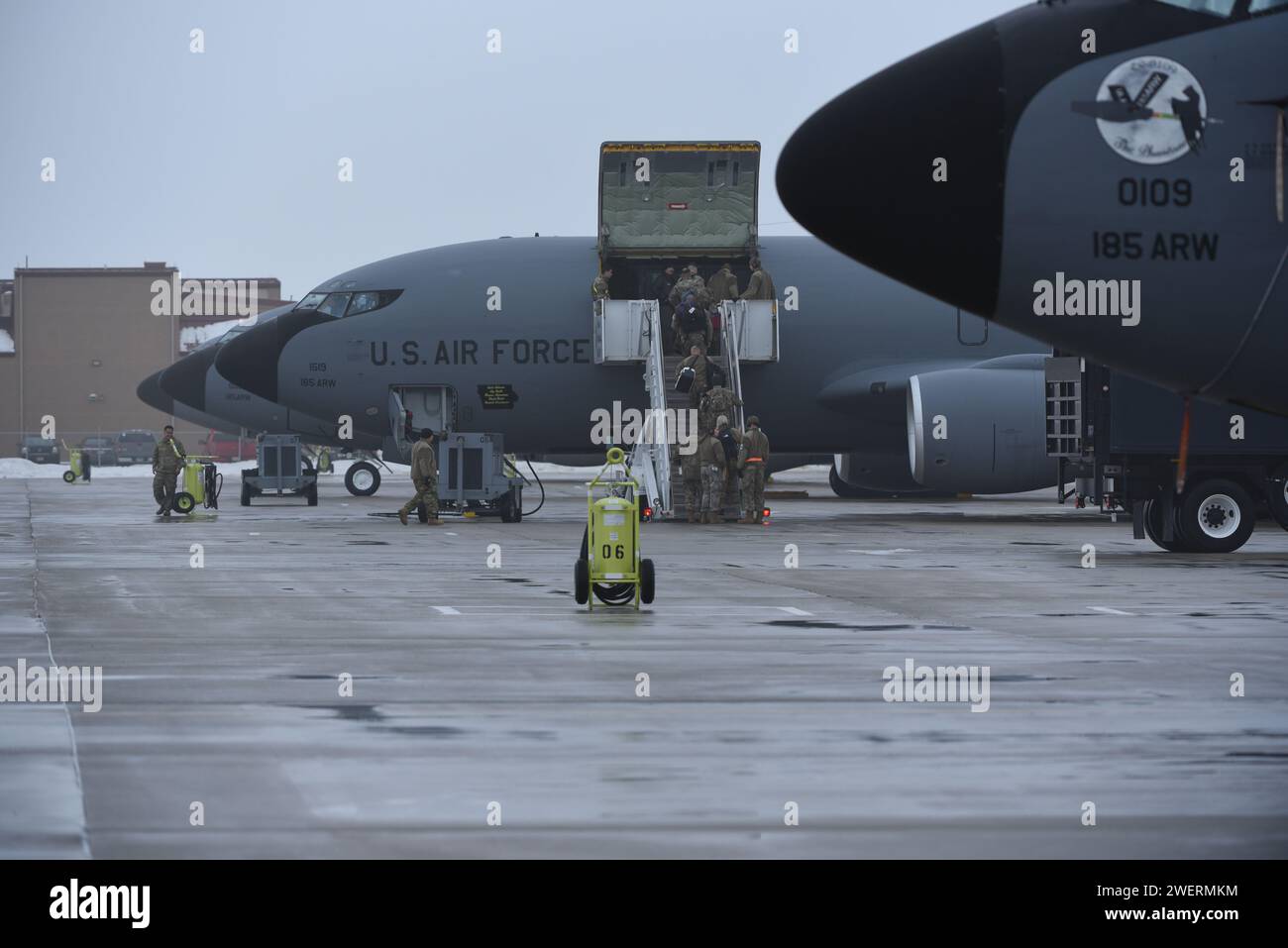 Members of the Iowa Air National Guard’s 185th Air Refueling Wing ...