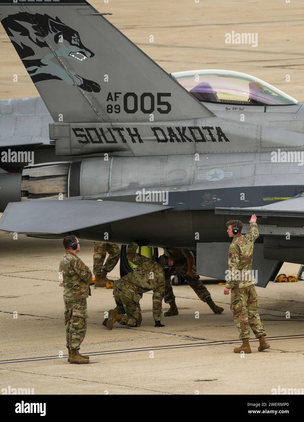 Airmen from the 114th Fighter Wing, South Dakota Air National Guard ...