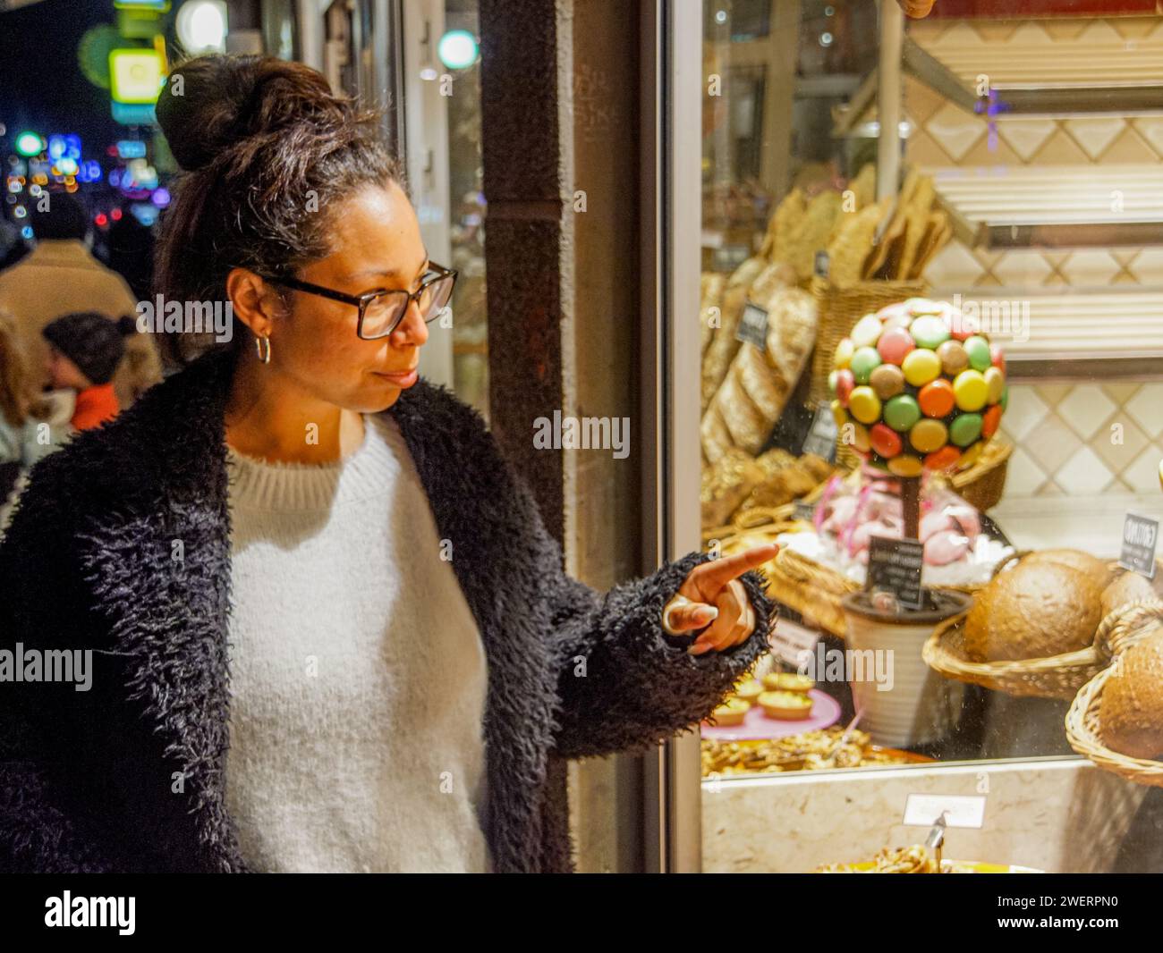 a young woman looks in a shop window Stock Photo - Alamy