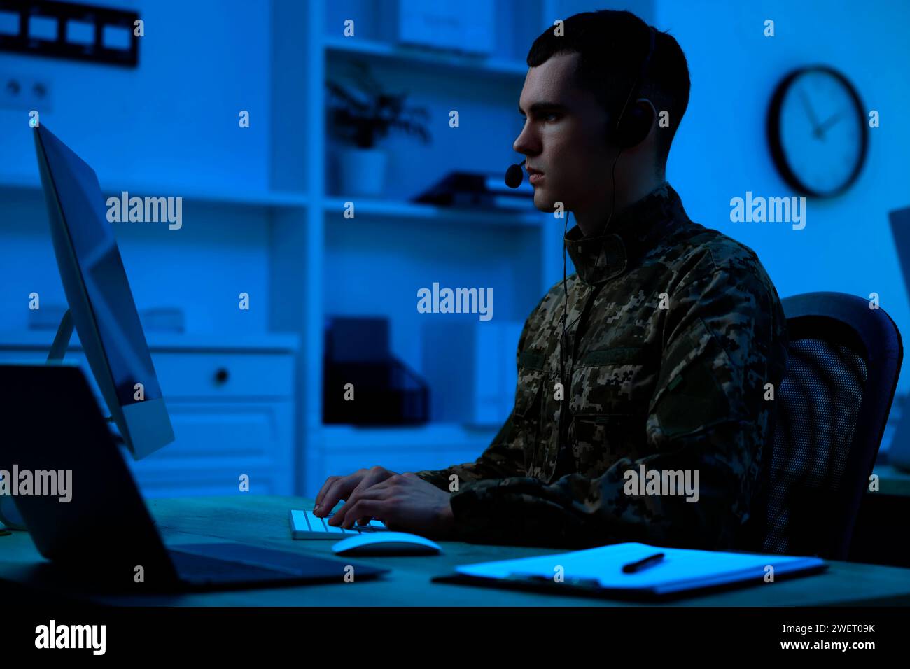 Soldier working on computer hi-res stock photography and images - Alamy