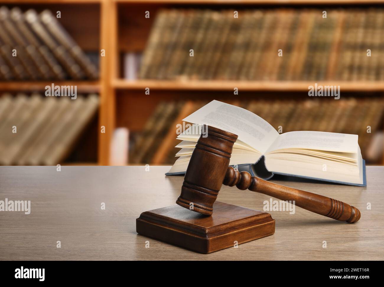 Judges reading law book hi-res stock photography and images - Alamy