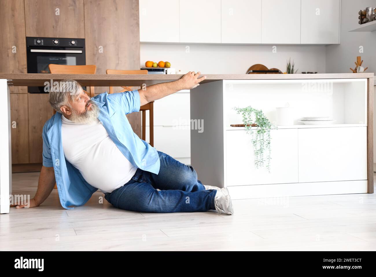Helpless man in kitchen hi-res stock photography and images - Alamy