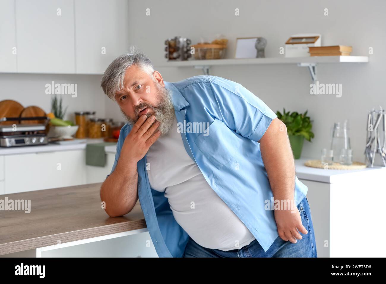 Helpless man in kitchen hi-res stock photography and images - Alamy