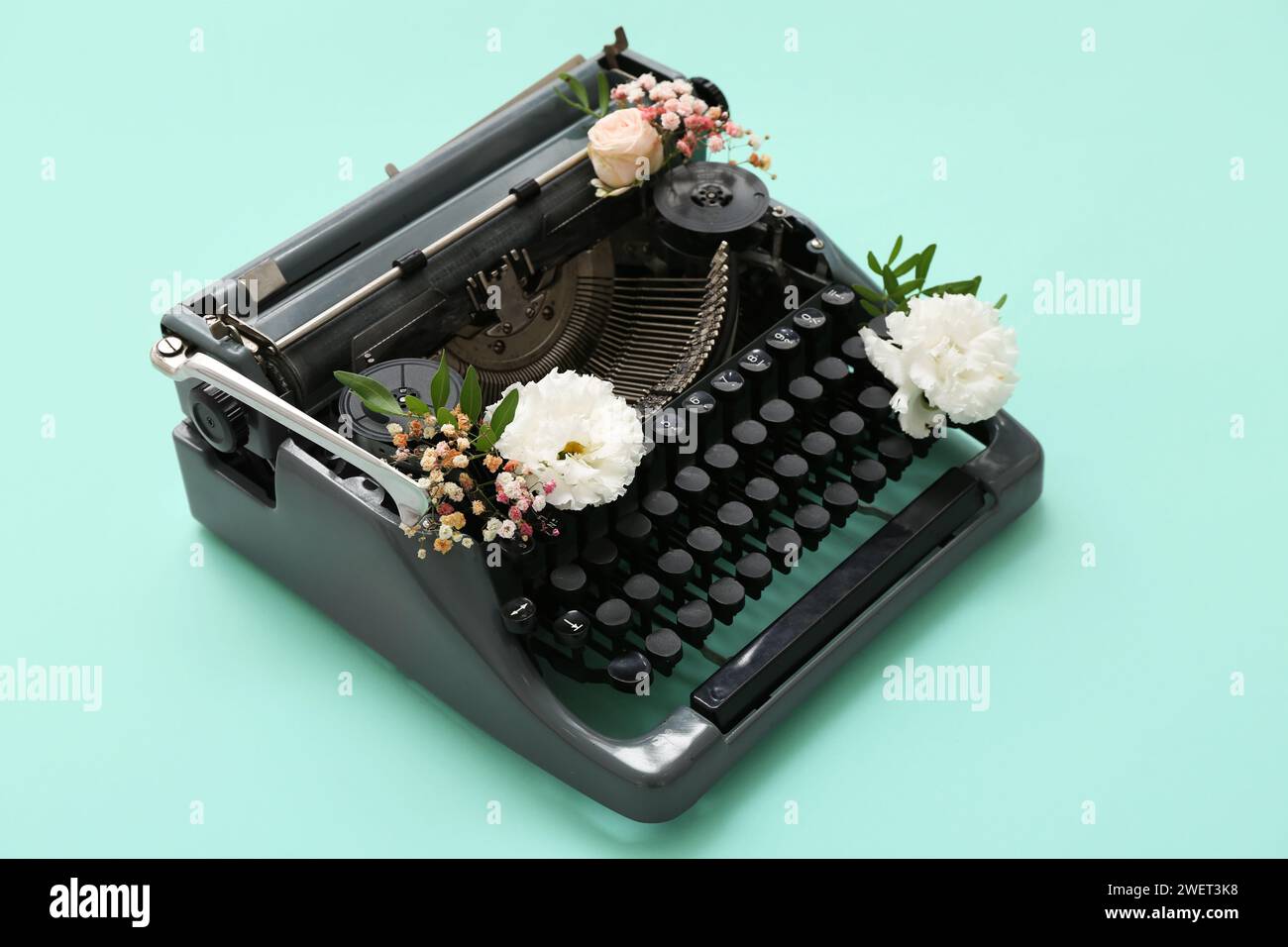 Vintage turquoise typewriter hi-res stock photography and images - Alamy