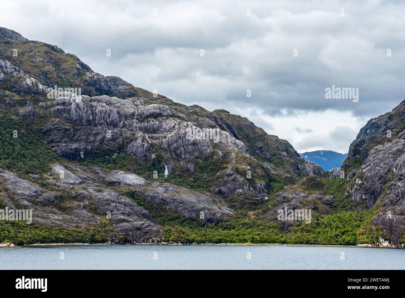 Waterfalls and hanging valleys in terrains shaped by glacier. Parque ...
