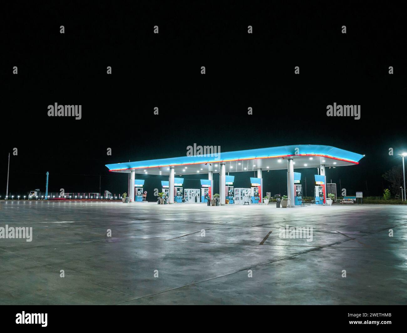 Gas station at night Stock Photo - Alamy