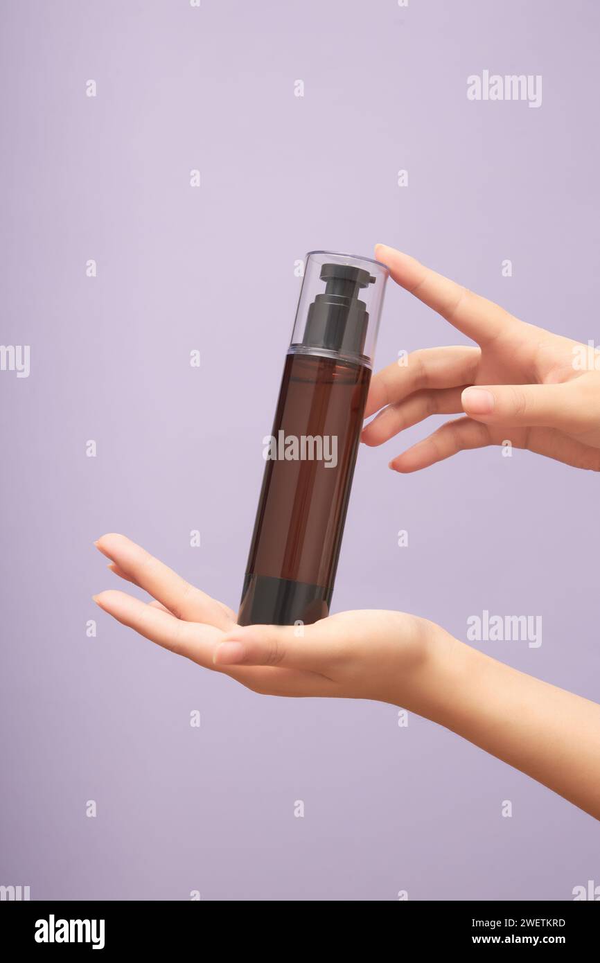 Hand holding shampoo bottle hi-res stock photography and images - Alamy
