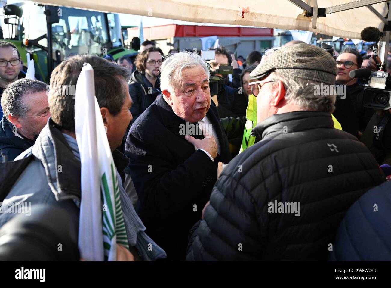 Senate President Gerard Larcher meets protesting farmers blocking the ...