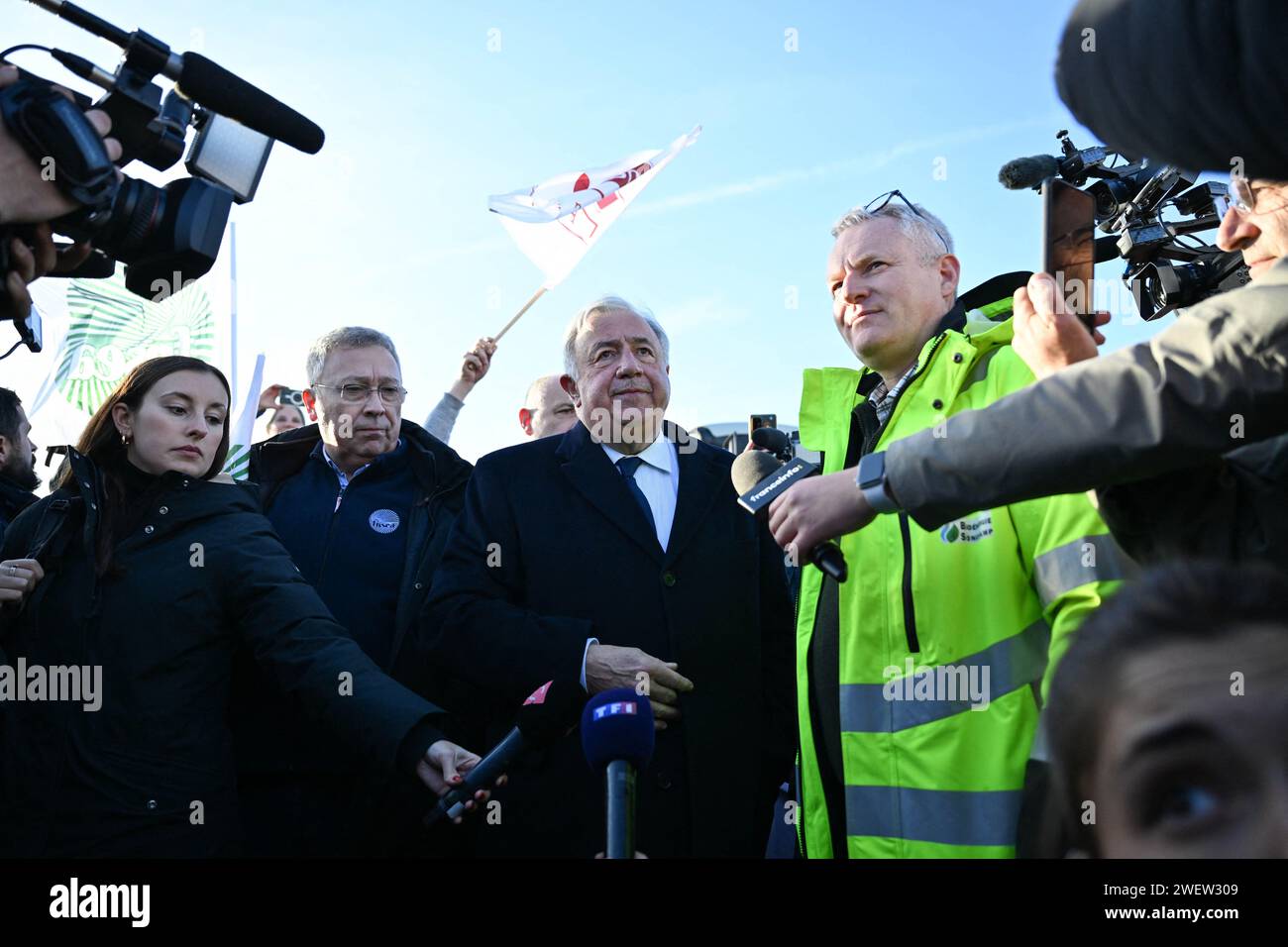 Senate President Gerard Larcher meets protesting farmers blocking the ...