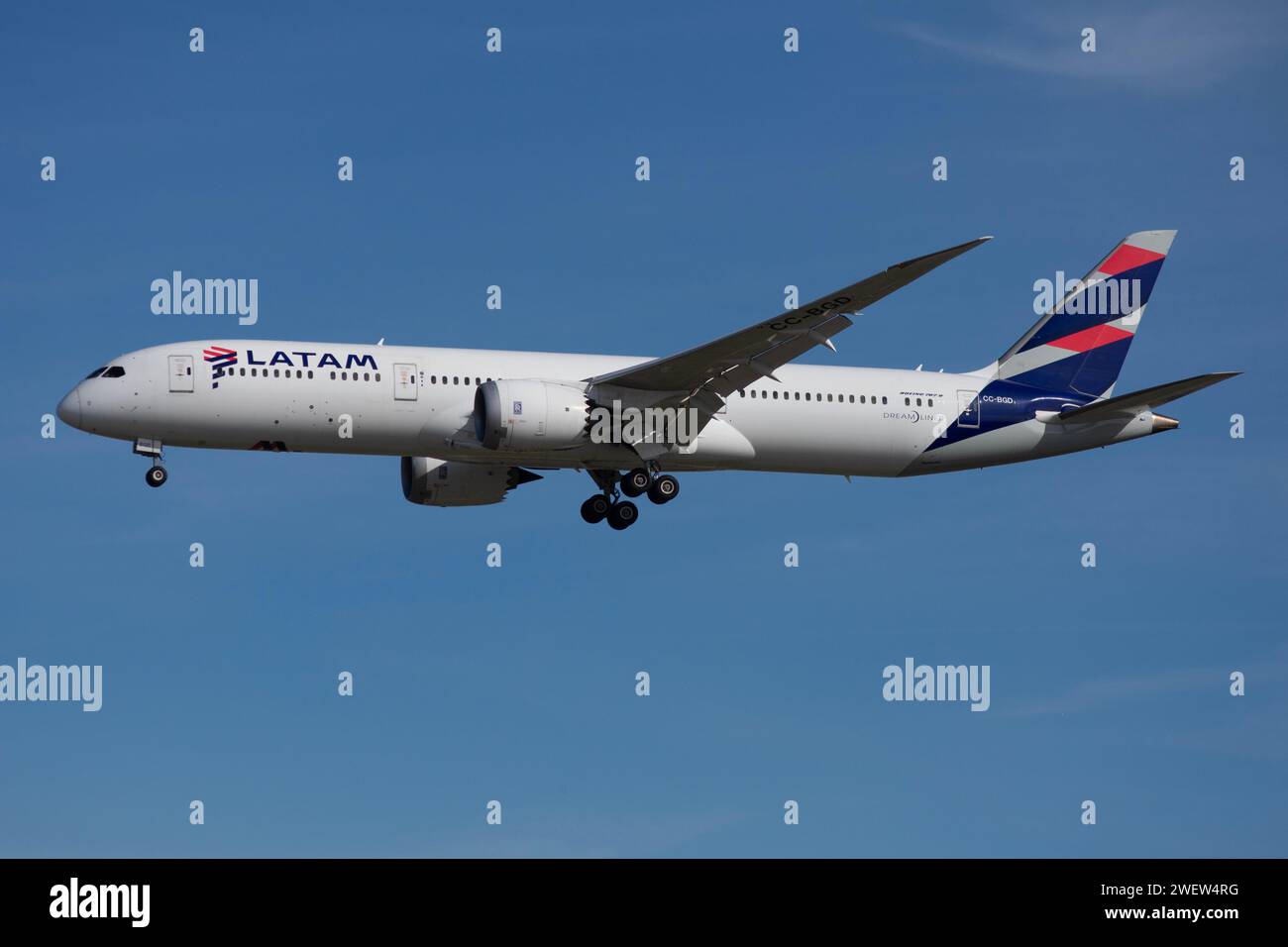 Boeing 787 dreamliner latam airlines hi-res stock photography and ...