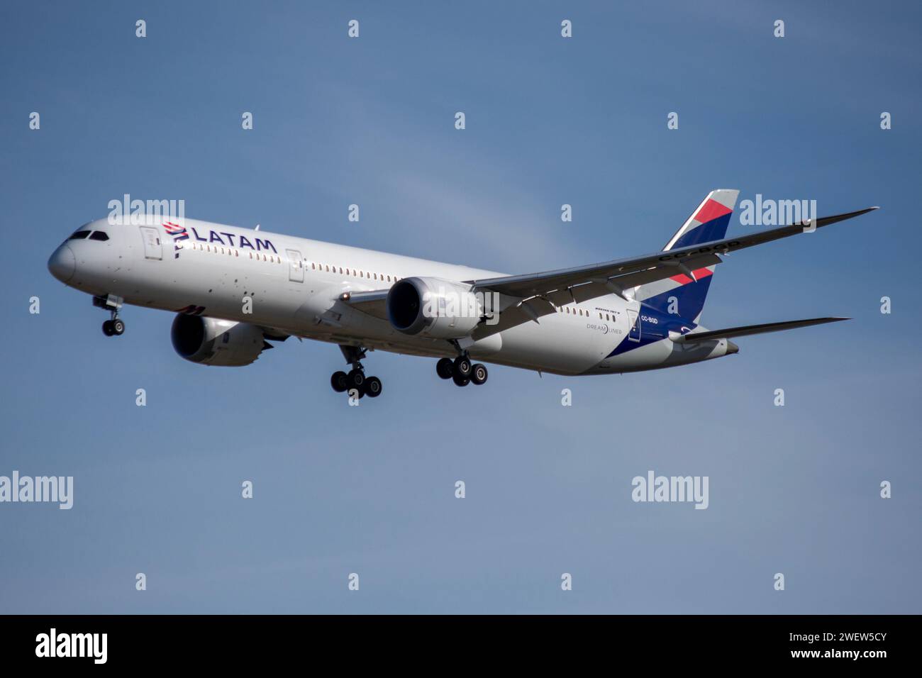 Boeing 787 dreamliner latam airlines hi-res stock photography and ...