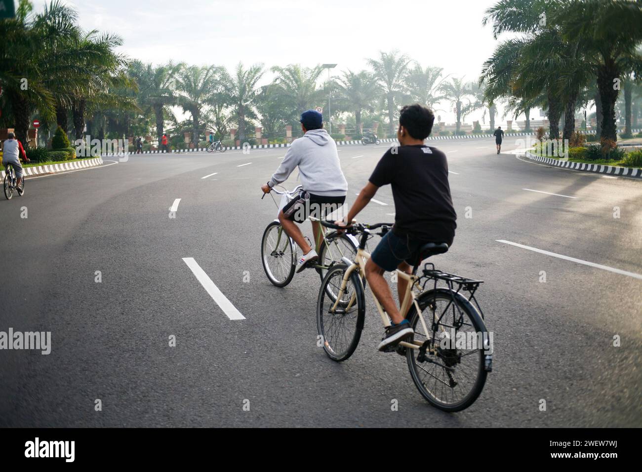 Cycling asia city hi-res stock photography and images - Alamy