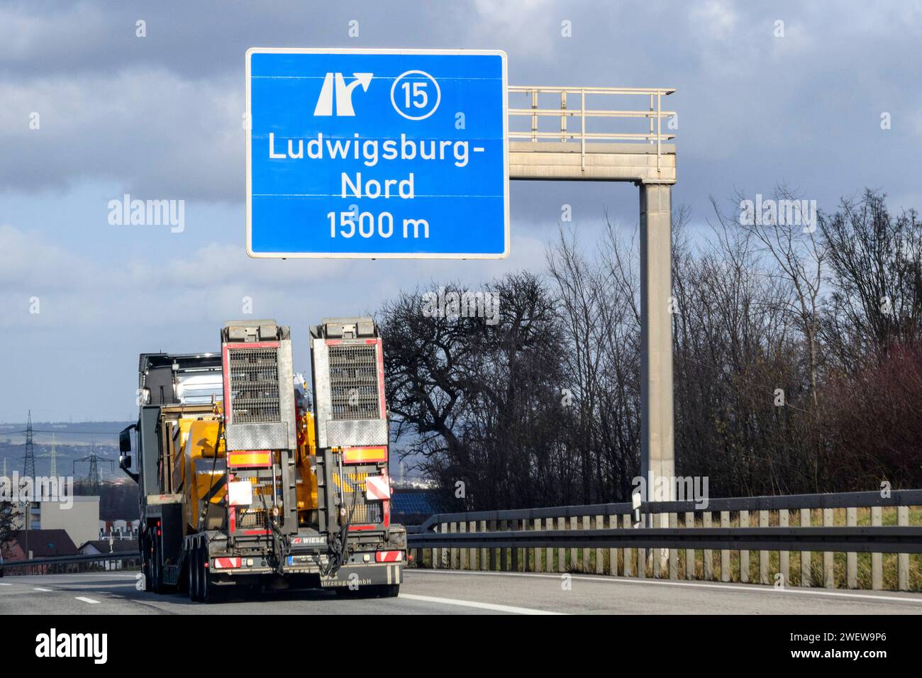 Vorwegweiser auf der A81, 15, Ludwigsburg. Autobahn, Baden Wuerttemberg ...