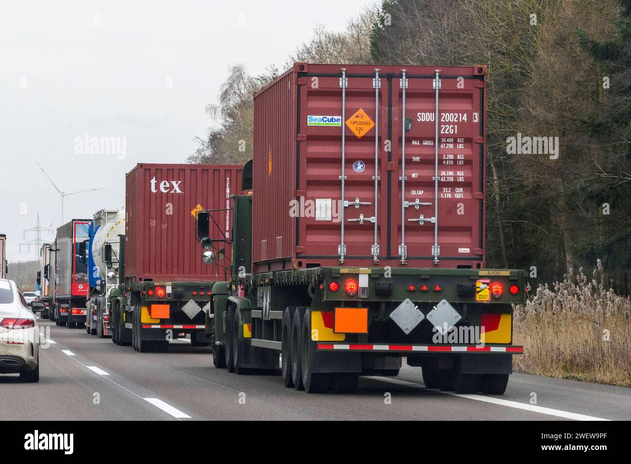Munitionstransport auf der Autobahn A6, LKW mit Ueberseecontainer, 1.2 ...