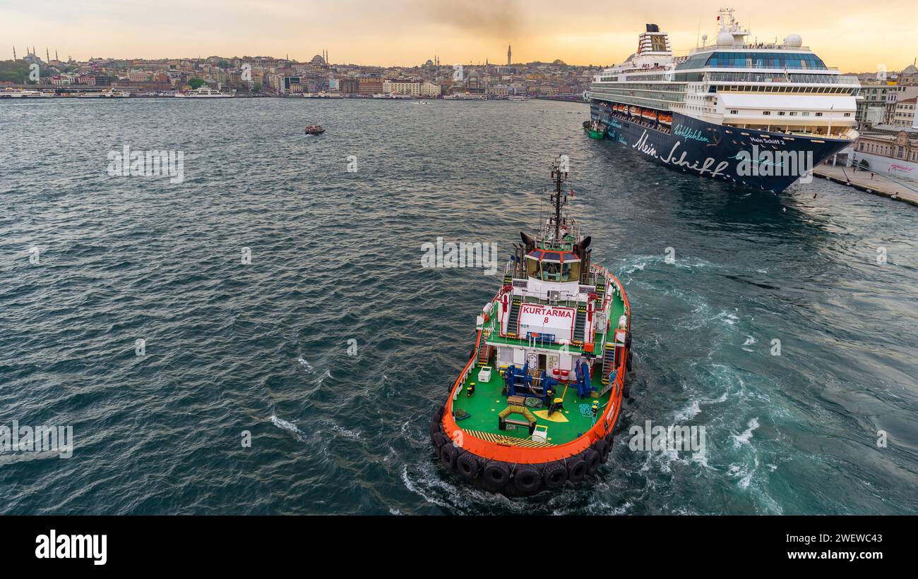 Istanbul, Turkey. Coming through the bosphorus Stock Photo - Alamy